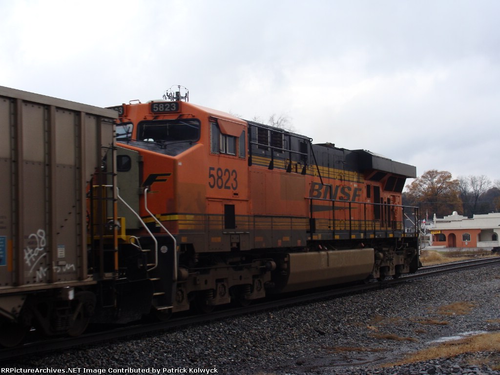 BNSF 5823